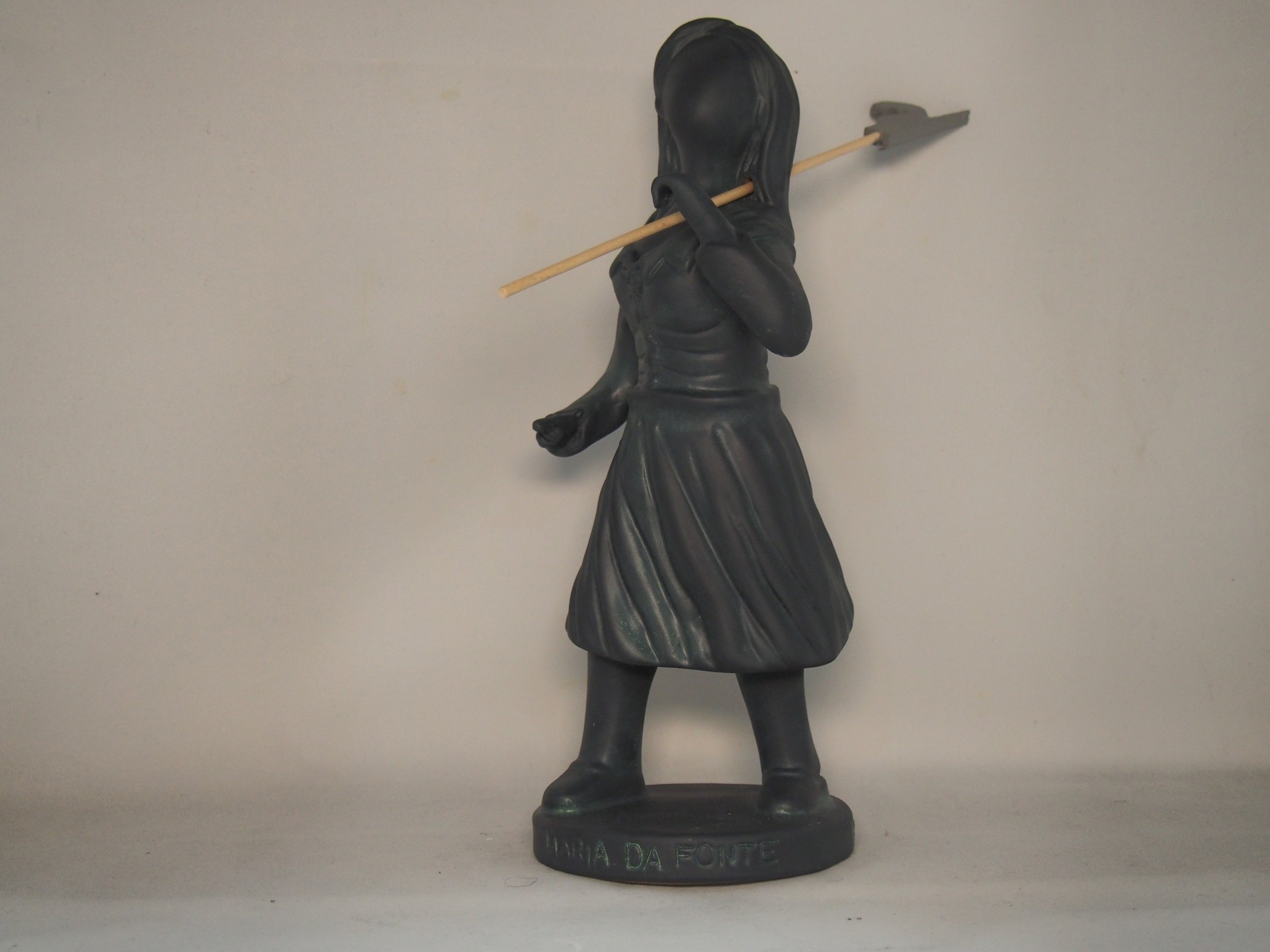 Maria da Fonte 30 cm em faiança Pintada | Arte Gigante