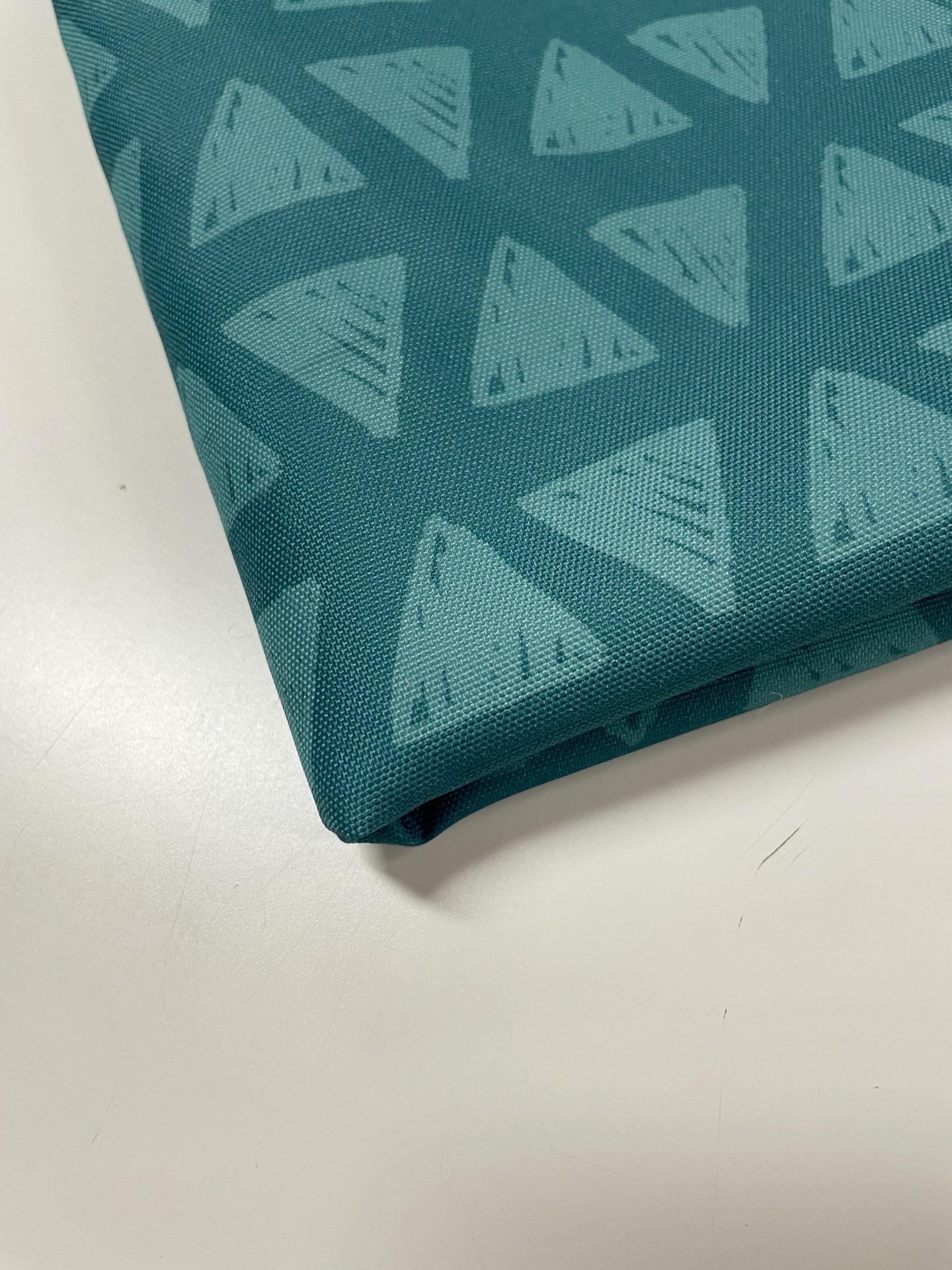 Retalho 47cm x 150cm - NYLON IMPERMEÁVEL - TRIÂNGULOS FUNDO PETRÓLEO ...